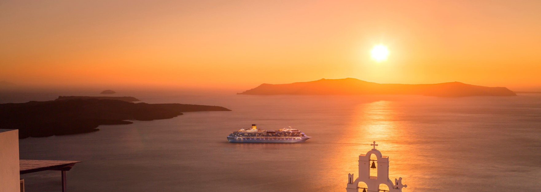 Západ slnka pri súostroví Santorini, Grécko, Stredozemné more ...