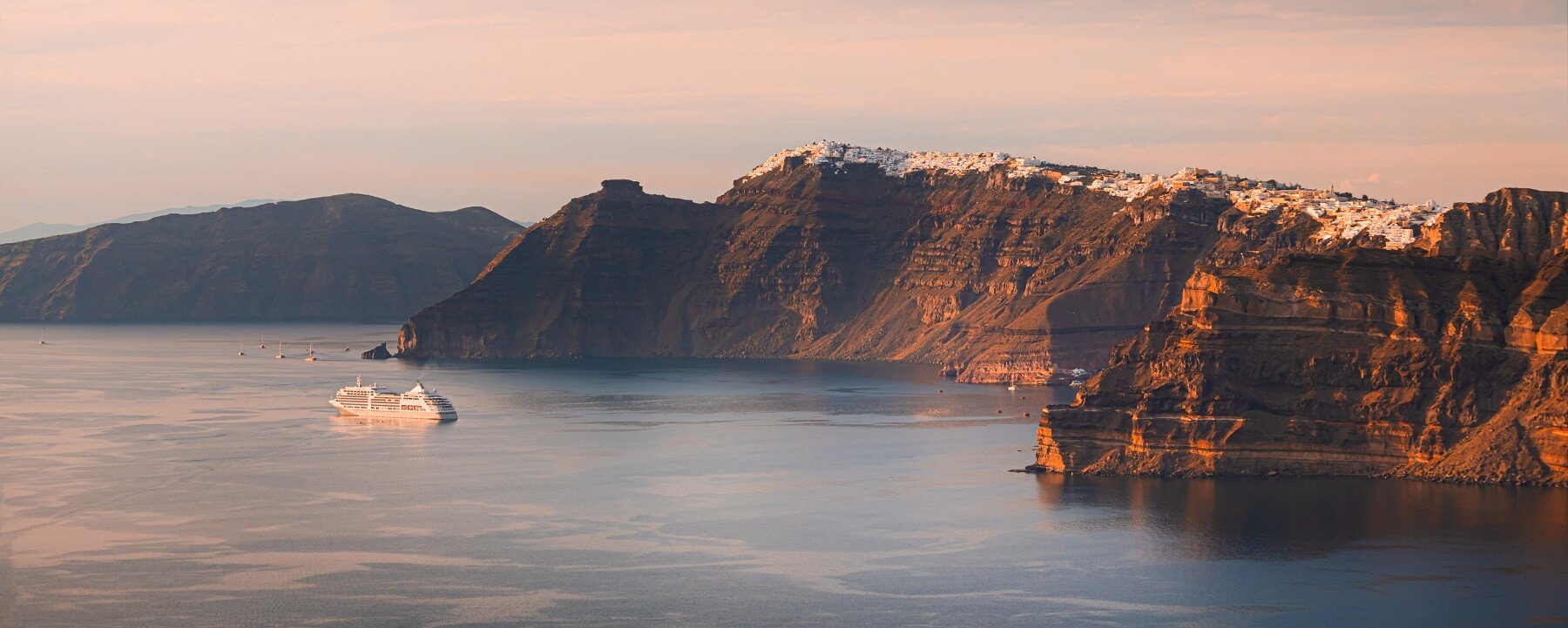 Západ slnka pri súostroví Santorini, Grécko, Stredozemné more ...